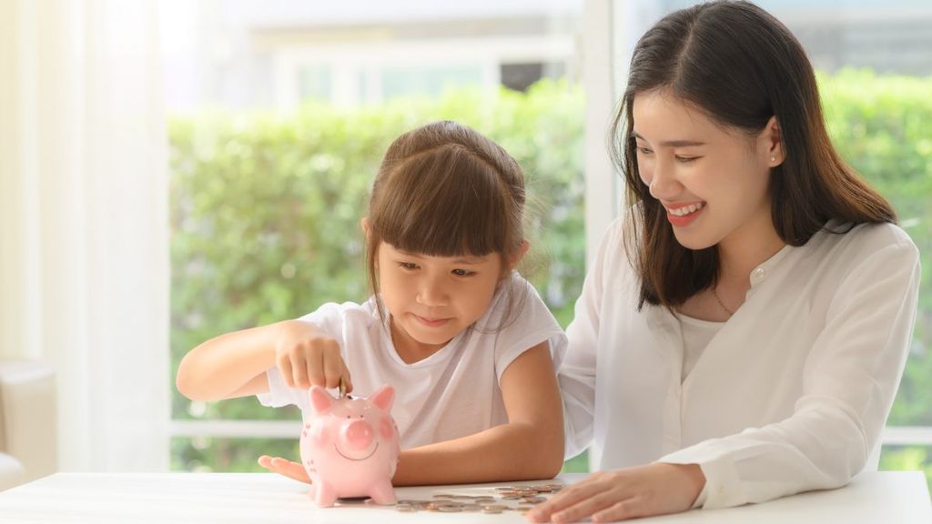 10 Manfaat Mengajarkan Anak Menabung Sejak Dini